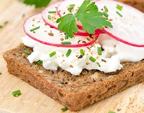 recette Toasts aux radis et fromage frais pour 6 personnes - houra.fr